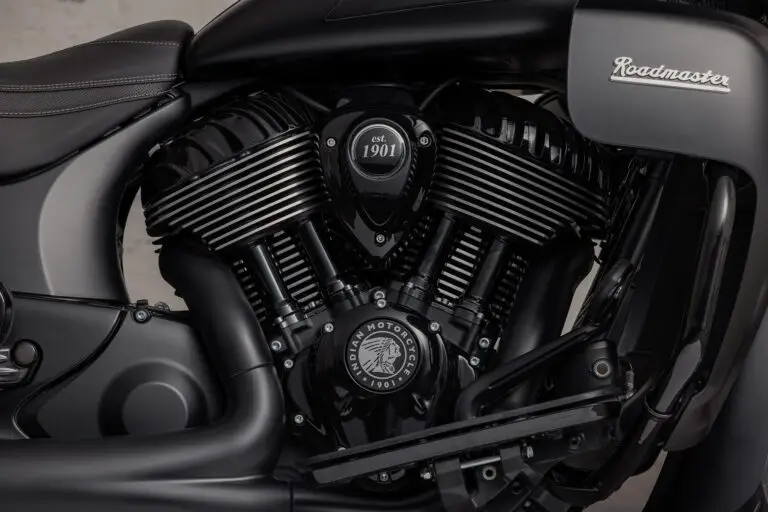 2024 Indian Roadmaster Dark Horse with PowerBand Audio Package Guide ...